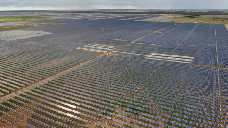 255 MW Sunraysia Solar Farm nears completion – pv magazine Australia