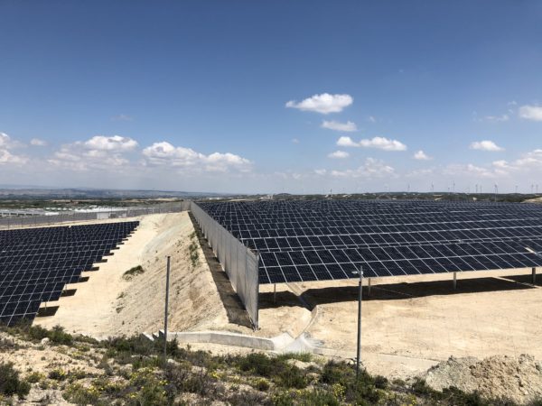 Windbreak walls for solar farms – pv magazine Australia